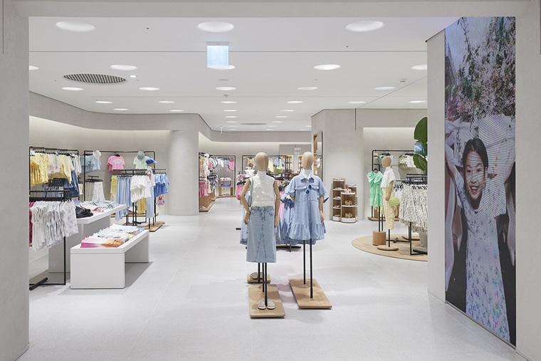 자라(ZARA), 여의도 IFC몰점 두 번째 ‘뉴 콘셉트’로 리뉴얼 확장 오픈 - TENANT news